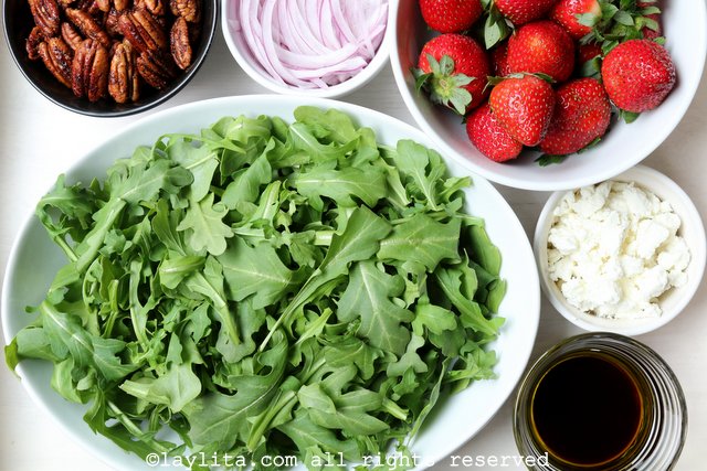 Salada de morango, queijo de cabra e rúcula - Receitas da Laylita