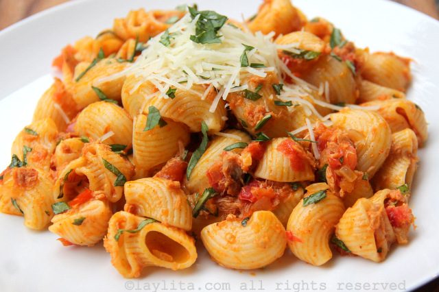 Macarrones o pasta con atún y tomate - Recetas de Laylita