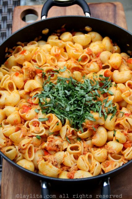 Macarrones o pasta con atún y tomate - Recetas de Laylita