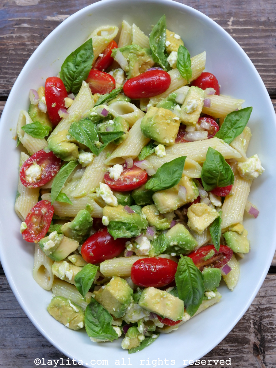 Ensalada de pasta fría con aguacate, tomate y queso - Recetas de Laylita