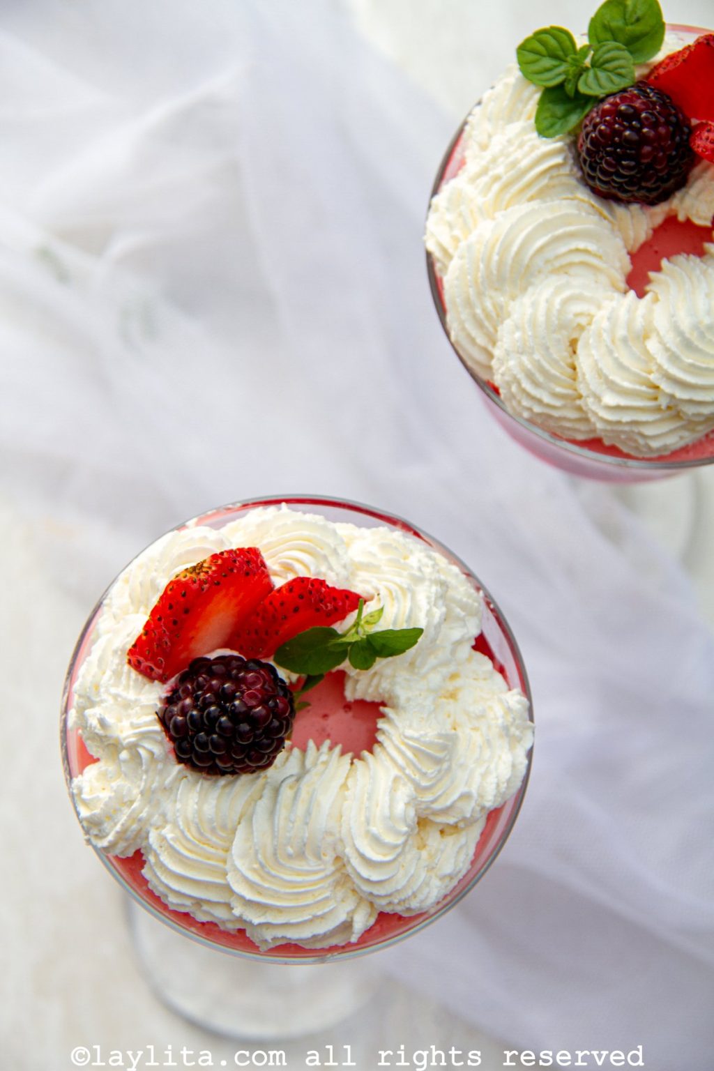 Copas de gelatina con fresas y crema | Laylita.com – Recetas de Cocina