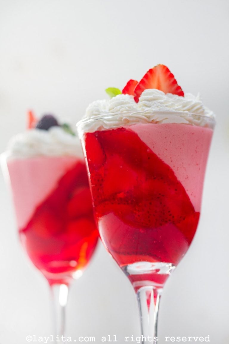 Copas de gelatina con fresas y crema | Laylita.com – Recetas de Cocina