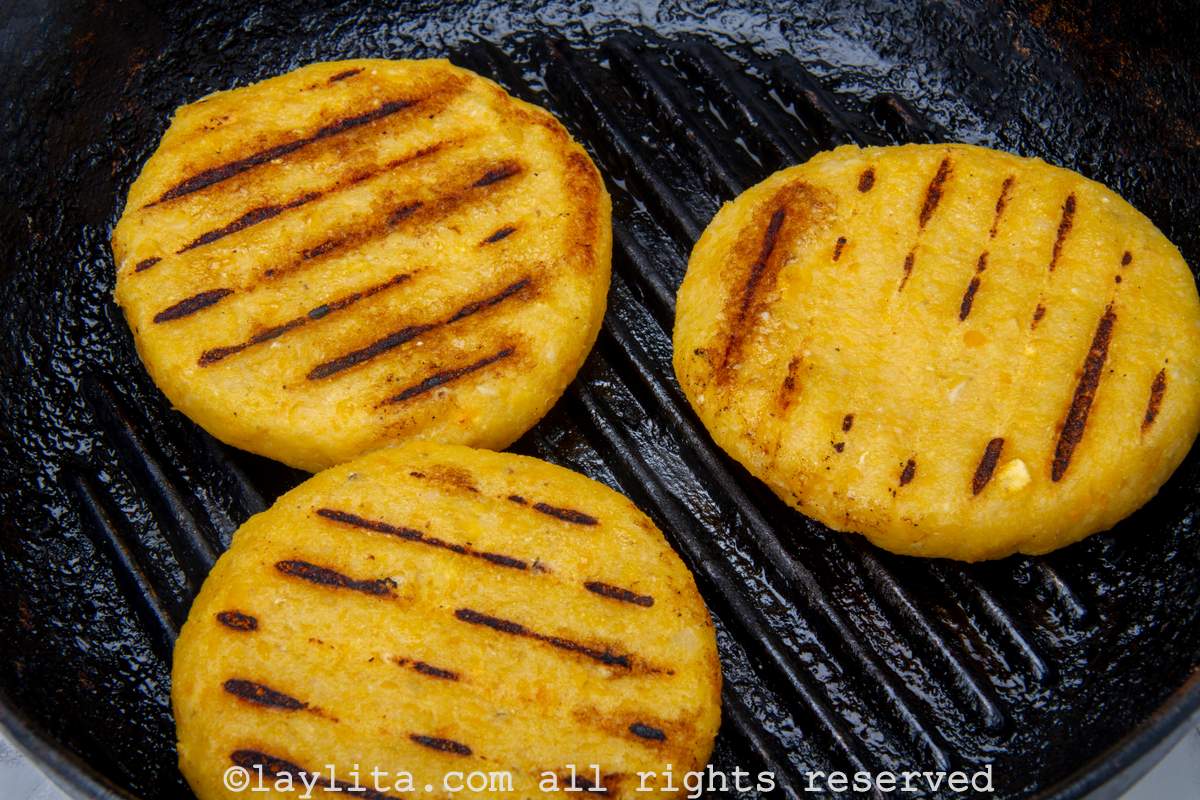 Arepas de maíz pilado | Laylita.com – Recetas de Cocina