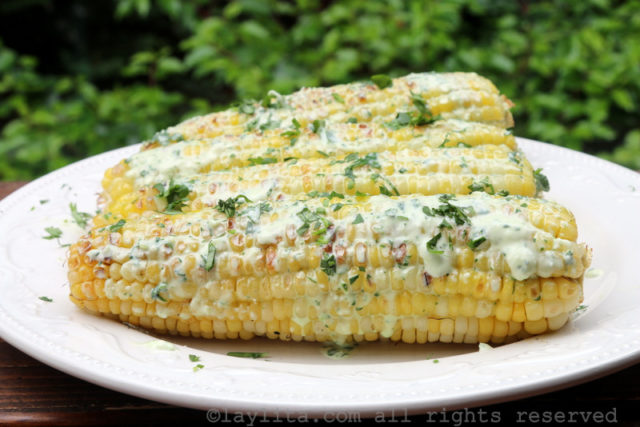 Choclos asados con salsa de queso - Recetas de Laylita