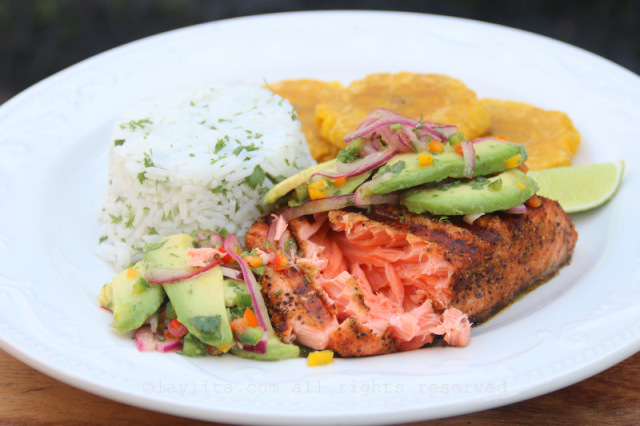 Salmón asado con salsa de aguacate - Recetas de Laylita