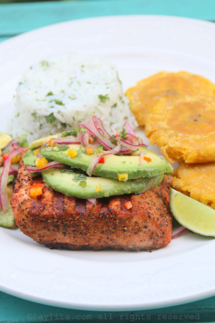 Salmón asado con salsa de aguacate - Recetas de Laylita