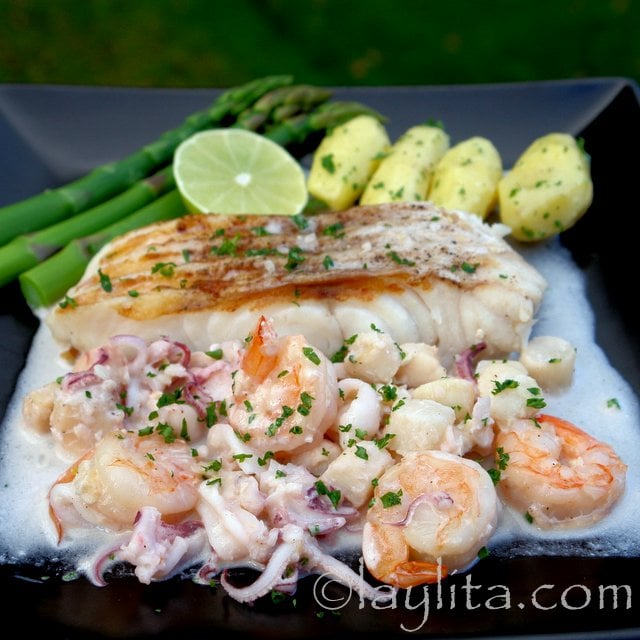 Fruits de mer à la sauce crémeuse à l’ail et au vin – Mariscos al ajillo