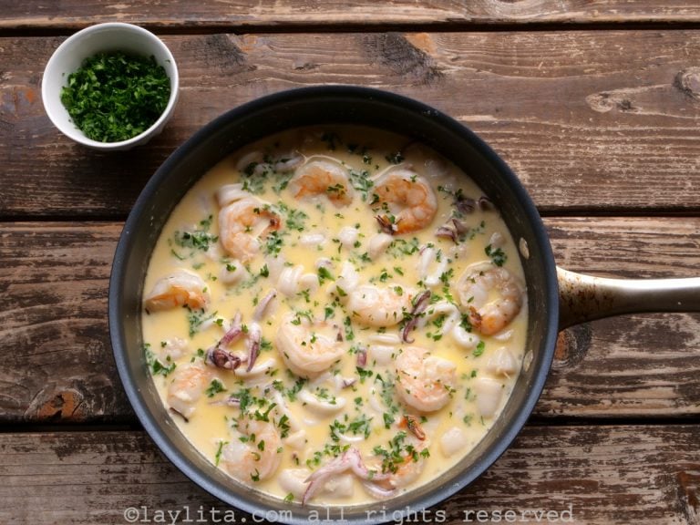 Fruits de mer à la sauce crémeuse à l’ail et au vin – Mariscos al ajillo