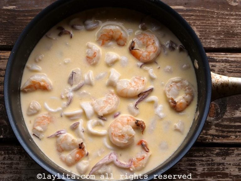 Fruits de mer à la sauce crémeuse à l’ail et au vin – Mariscos al ajillo
