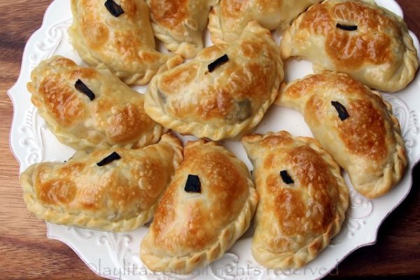 Cheese and poblano empanadas - Latin Recipes - Laylita's Recipes