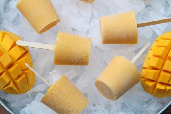 Mango yogurt popsicles {Helados de mango} - Laylita's Recipes