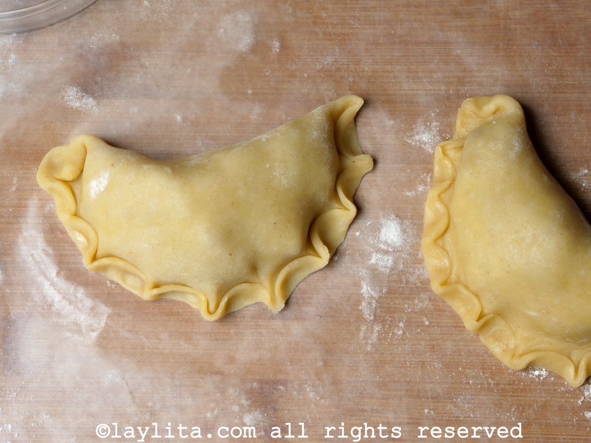 Apple empanadas {with cinnamon empanada dough} – Laylita's Recipes