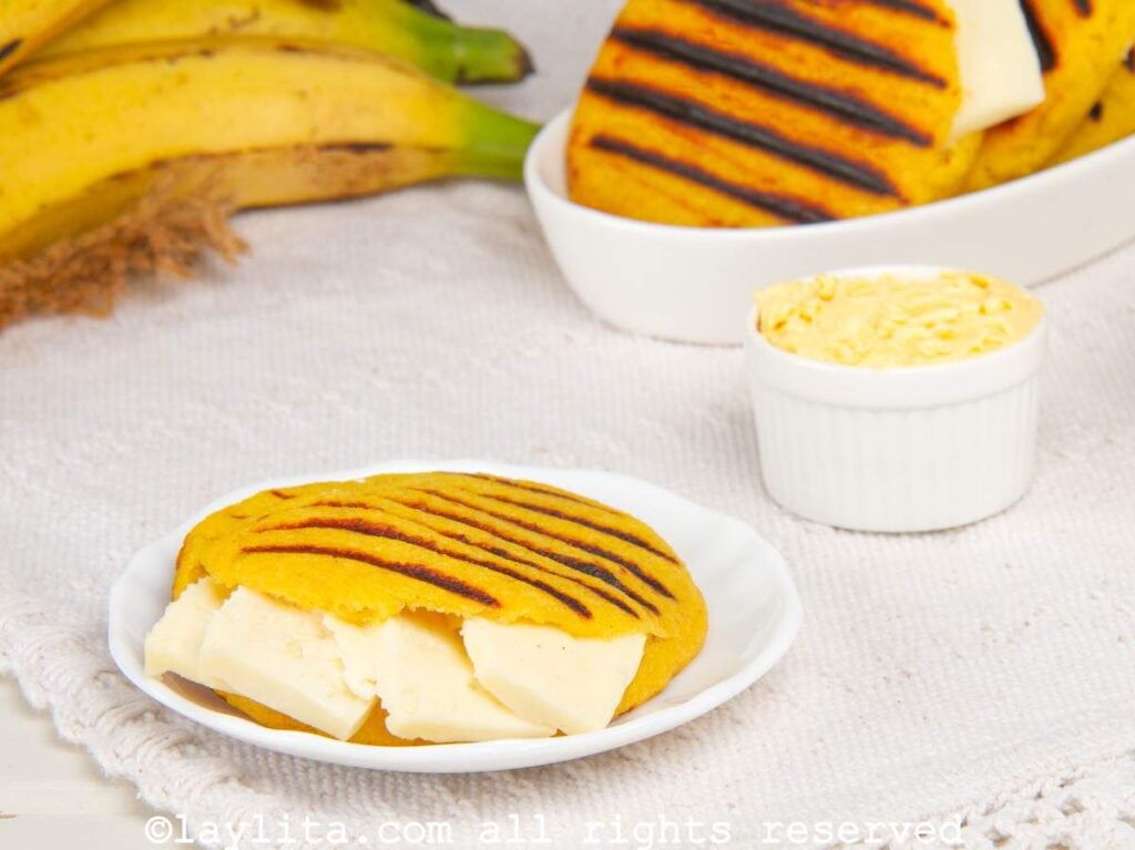 Arepas with Tuna Avocado Salad (Arepas rellenas de atún y aguacate ...