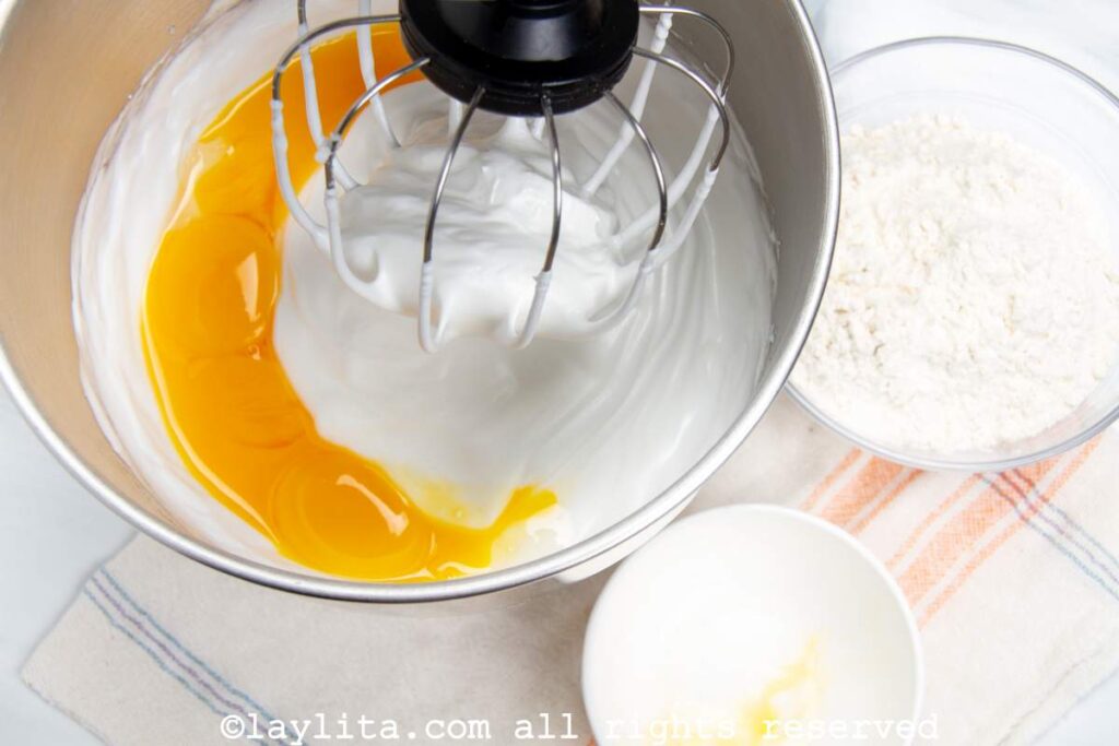 Torta Chajá: Uruguayan cake with layers of meringue, dulce de leche and ...