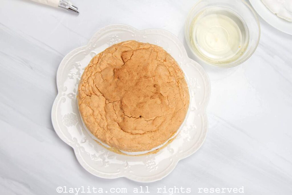 Torta Chajá: Uruguayan cake with layers of meringue, dulce de leche and ...