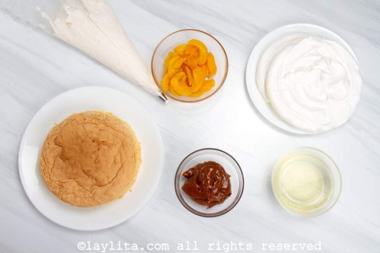 Torta Chajá: Uruguayan cake with layers of meringue, dulce de leche and ...