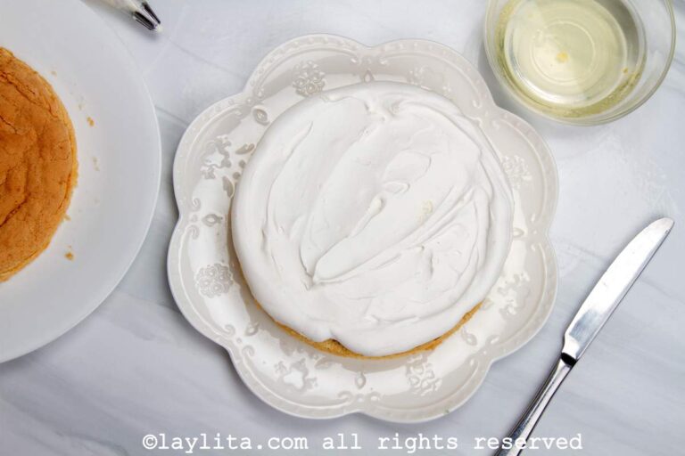 Torta Chajá: Uruguayan cake with layers of meringue, dulce de leche and ...